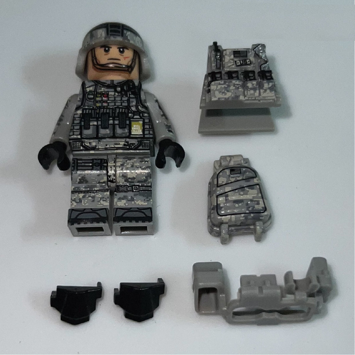 US ARMY - Soldier in Army Combat Uniform (ACU) - [5] FIGURES w/ weapon ...